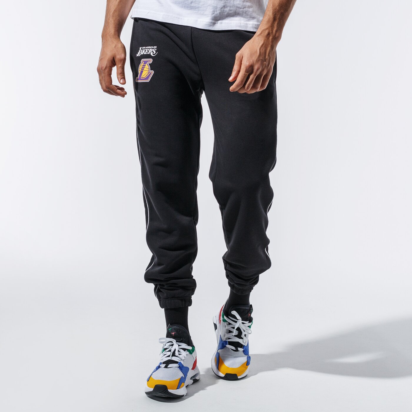 NEW ERA ПАНТАЛОНИ NBA STRIPE PIPING JOGGER LOSLAK BLK 11904443 Мъжки Цвят черен Модни Панталони ...
