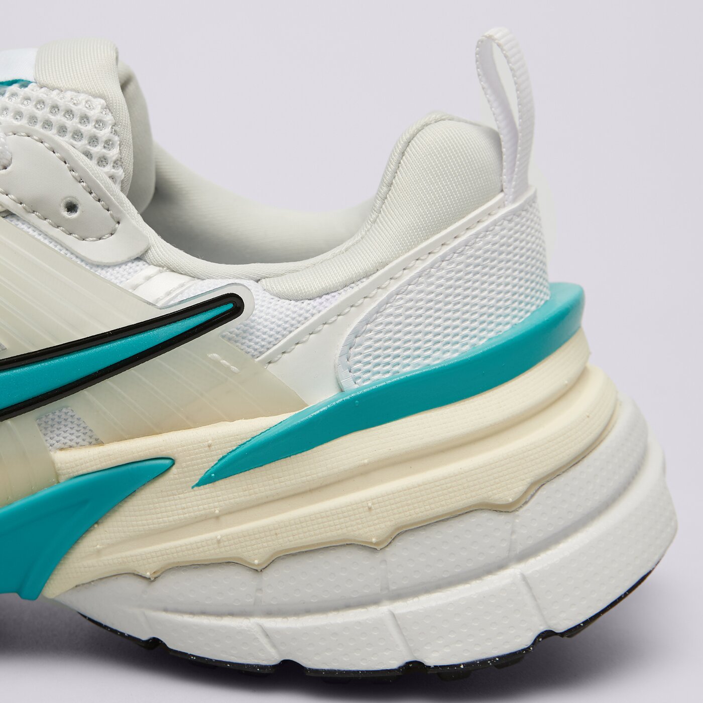 NIKE V2K RUN FD0736-105 Дамски Цвят бял Модни Маратонки Обувки Nike в ...