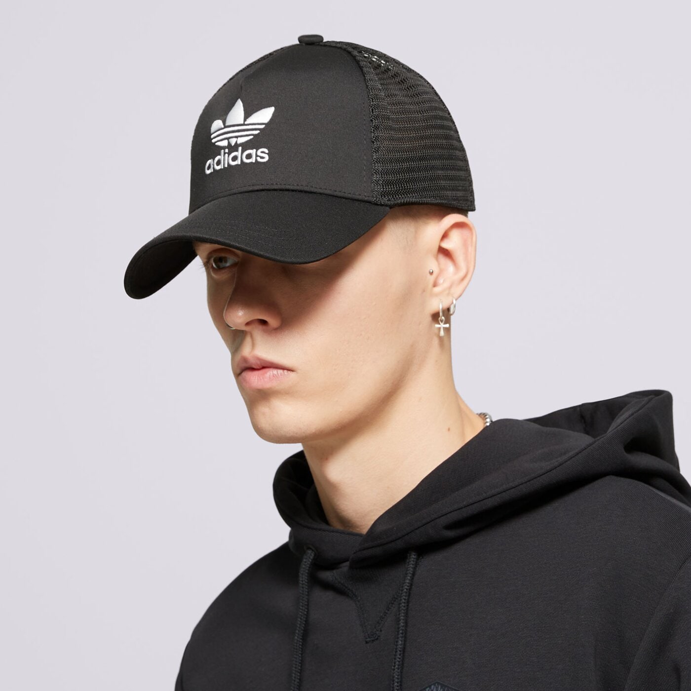 ADIDAS ШАПКА CURVED TRUCKER IC0023 Мъжки Цвят черен Модни Шапки с ...